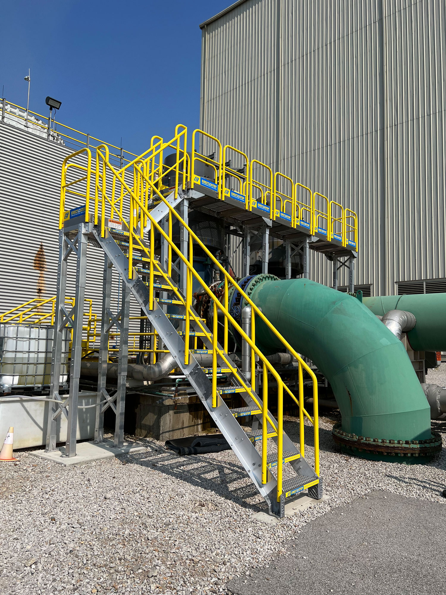 Access platform for industrial pipe facility - SafeRack